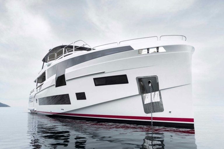 2021 Sirena 88 Raised Pilot House - Yachts360